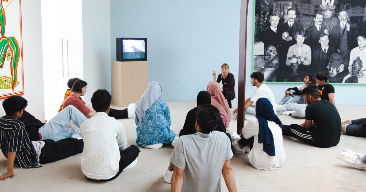 Jongerenwerking van Amal Gent bezoekt Healing The Museum en Several Reenactments | S.M.A.K.