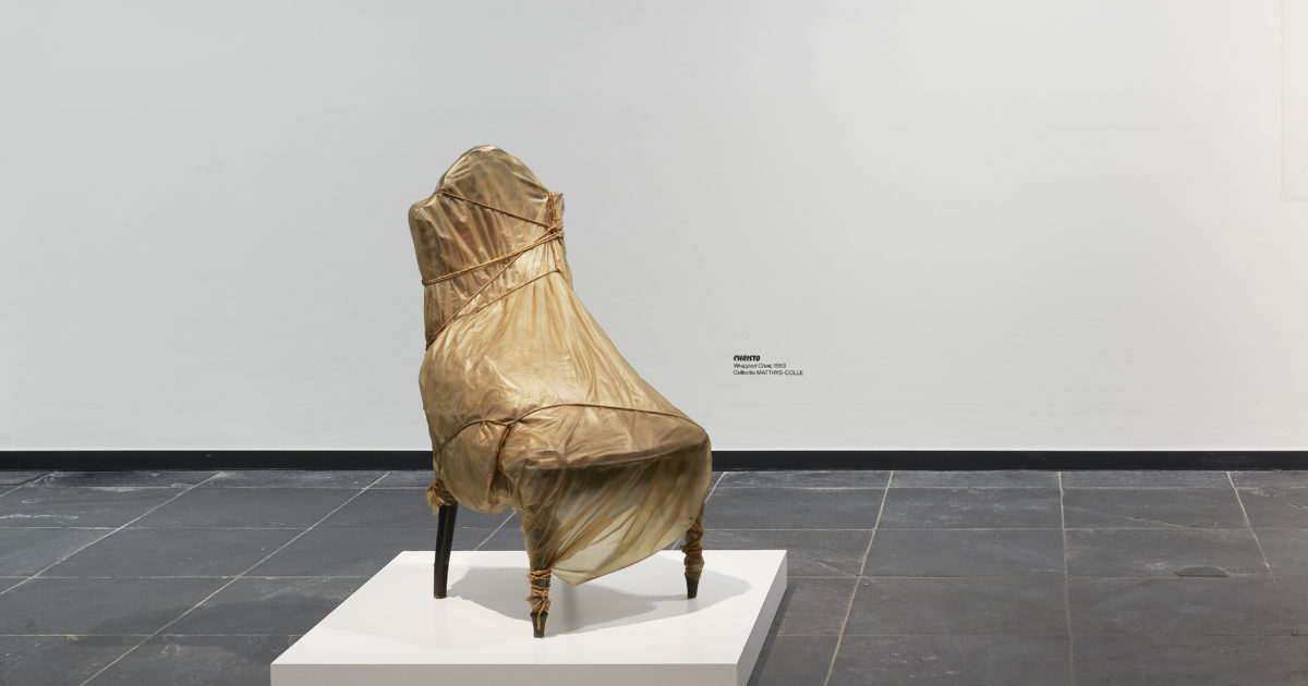 Christo, Wrapped Chair , 1963, polyethyleen, touw, garen, textiel en ...